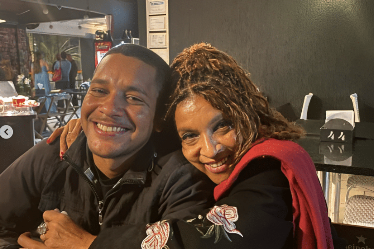 Mãe de Sol em Vai na Fé é casada com homem 32 anos mais novo - TV História