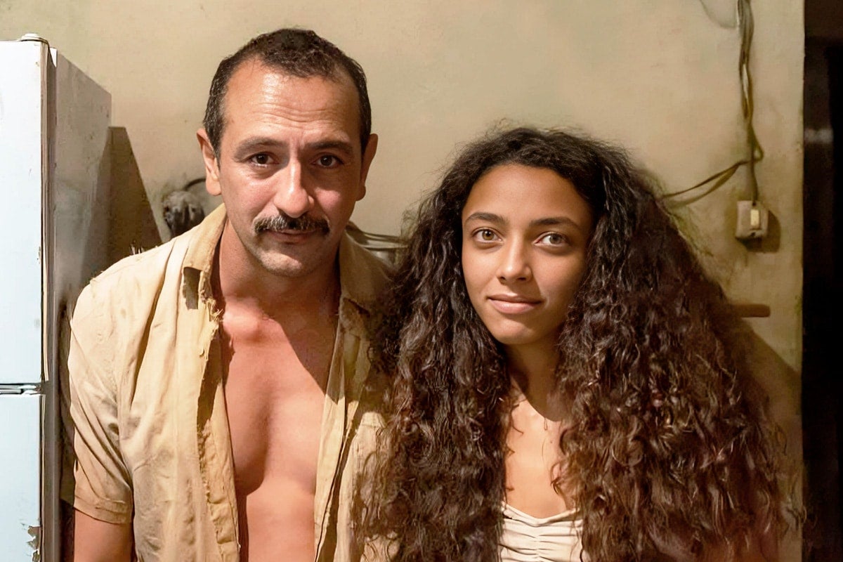 Após tragédia, personagem ganha novo amor em Renascer - TV História